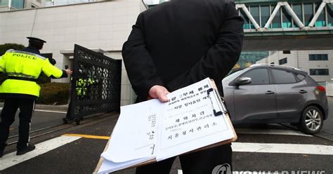 정부청사 입구 차량 2부제 확인