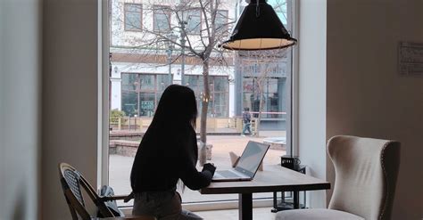 실내 공부 공간 기술 까페 낮 노트북 도시의 도시의 삶 독서하는 독창성 디지털 유목민 반사 생산성 스트리트 뷰 실내 조명 실내 화초 아늑한