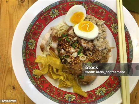 쌀 국수 돼지고기 Chopstickson 테이블 흰 그릇에 생선 공 톰 얌 매운 타이 Noodled 중국 스타일의 맛 있는 마른 국수 건강한 생활방식에 대한 스톡 사진 및