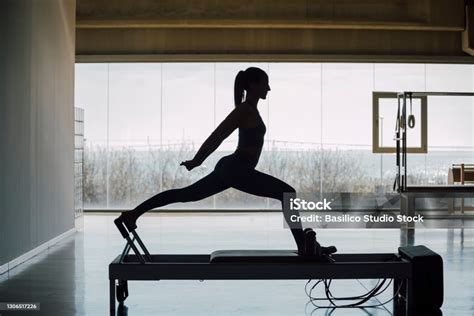 필라테스 연습 여성 코치가 개혁가 침대 기계에 루틴을 연습 적합 필라테스에 대한 스톡 사진 및 기타 이미지 필라테스 35 39세 가냘픈 Istock