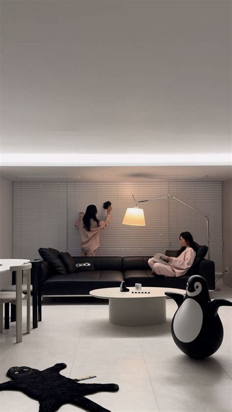 차차홈 취향담긴 집 집 이른 아침에서 밤까지🕯️🌔 ⠀ 소파에 앉아서 주방뷰를 보니 루이스폴센만 3콤보뷰👀 ⠀ 주말에는 집콕하면서 하루종일 빨래하고 청소하고