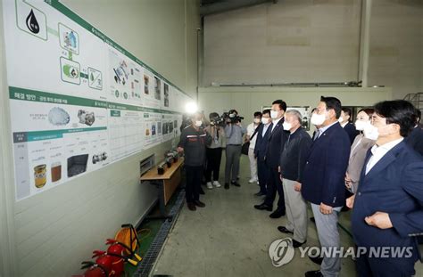 폐비닐 재생유 생산업체 방문한 송영길 대표 연합뉴스