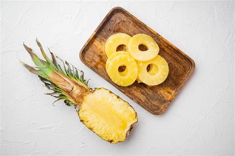 파인애플 컷 화이트 스톤 테이블 배경에 상단 보기 플랫 레이 슬라이스에 대한 스톡 사진 및 기타 이미지 슬라이스 파인애플 하이 앵글 Istock