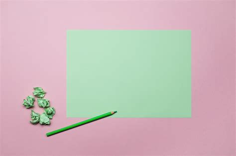 2 음색 분홍색과 녹색 녹색 연필과 구겨진된 종이 공 종이 배경 텍스트와 디자인을 작성 하기 위한 빈 빈 0명에 대한 스톡 사진