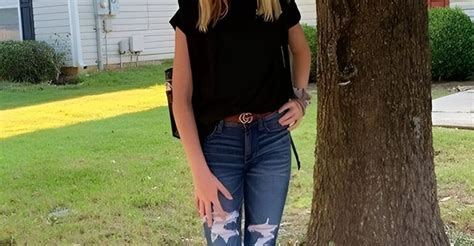 A Mom Photographed Her Daughter In The Yard Then Uploaded The Picture To Facebook And Noticed