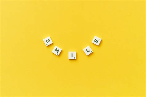 개념 게임 그래픽 디자인 긍정적인 노란색 노란색 배경 다채로운 단어 독창성 동기 부여가있는 디자인 레터링