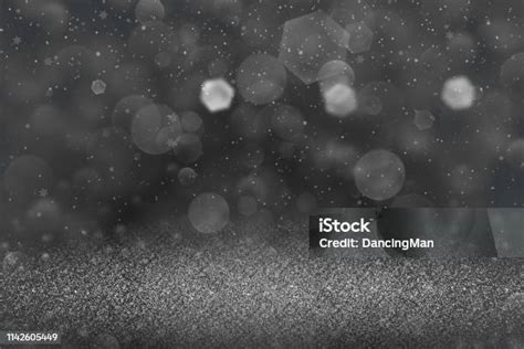 예쁜 반짝이는 반짝이 조명 흐리게 Bokeh 추상적 인 배경과 떨어지는 눈 조각 비행 당신의 콘텐츠에 대 한 빈 공간을 가진