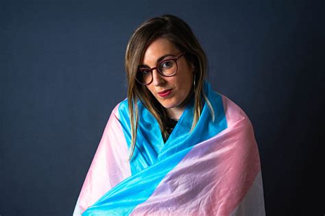 트랜스젠더 젊은 성인 여성 Glases 미소 짓고 승리 상징 손으로 Lgtb 깃발에 굴려 갈색 머리에 대한 스톡 사진 및 기타 이미지 갈색 머리 게이 프라이드 상징