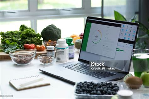 테이블 위에 다양한 과일 견과류 채소 및 보충제로 둘러싸인 전문 영양사 작업 공간 웰빙에 대한 스톡 사진 및 기타 이미지 웰빙 휴대폰 앱 건강한 생활방식 Istock
