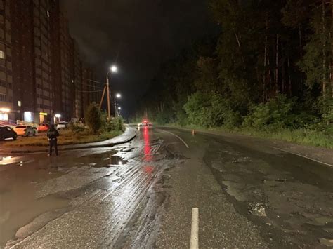 Сотрудники Госавтоинспекции устанавливают обстоятельства дорожно транспортного происшествия в