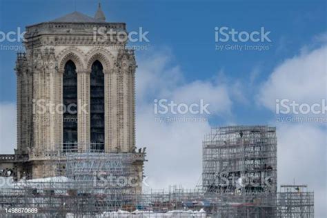 2023년 5월 6일 파리 프랑스 노트르담 대성당의 고딕 양식의 탑과 정면은 대성당의 복원이 계속됨에 따라 비계에서 나옵니다 건물 외관에 대한 스톡 사진 및 기타 이미지