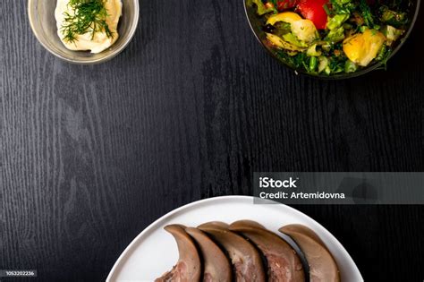 삶은 돼지고기와 쇠고기 혀와 유리 그릇 마요네즈와 야채 샐러드 고기에 대한 스톡 사진 및 기타 이미지 고기 끓는 물에 삶기 델리카트슨 Istock