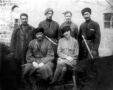 საქართველოსა და მსოფლიოს ისტორია ქაქუცა ჩოლოყაშვილი შეფიცულებთან ერთად სხედან ქაქუცა