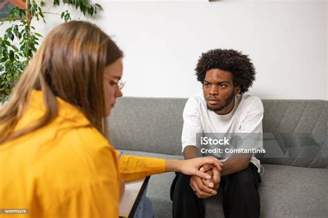 남성 환자를 위로하는 알아볼 수 없는 여성 심리치료사 흑인 민족 20 24세에 대한 스톡 사진 및 기타 이미지 20 24세 25 29세 2명 Istock