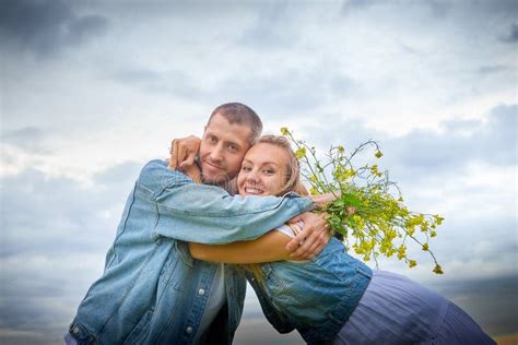 Jong Mooi Koppel Met Plezier Op Natuurlijke Achtergrond Datum Van Man En Meisje Op Een Groen