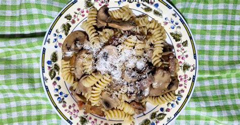 Ricetta Fusilli Con Funghi Misti Di Rosso Rubinian Cookpad