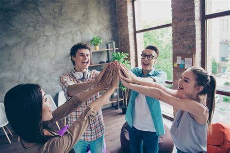 미국된 회사입니다 4 귀여운 스마트 영리한 지능형 세련 된 사람들 친구 매력적인 아름 다운 좋은 매력적인 여자와 머 저리 들 손바닥을 짜고 축 하 회의 모임 계획에 대한