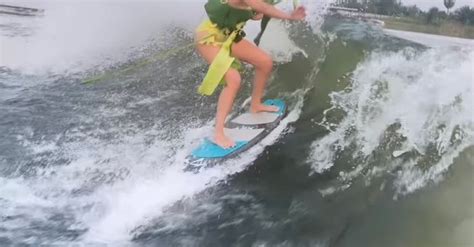 รวมรูปภาพของ แซมมี่ ห่มใบตองเซ็กซี่ แดนซ์สุดเหวี่ยงบนเซิร์ฟ รับวันลอยกระทง รูปที่ 7 จาก 17