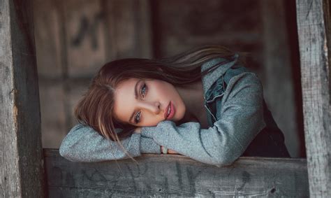 Обои на рабочий стол Красивая девушка на крыльце фотограф Ali Pazani обои для рабочего стола