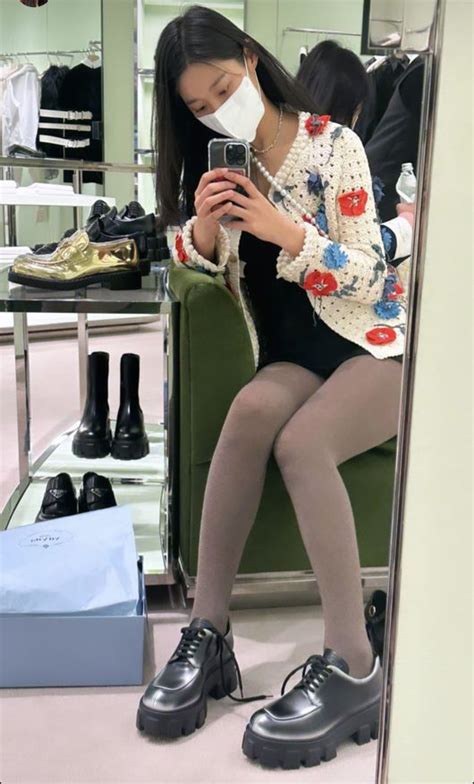 설현 신개념 회색 스타킹 각선미···귀여운 니트도 아슬아슬 Zum 뉴스