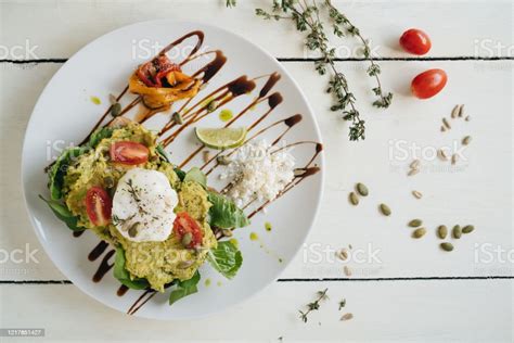 흰 접시에 토마토를 얹은 아보카도와 데친 달걀을 곁들인 샌드위치 0명에 대한 스톡 사진 및 기타 이미지 0명 건강한 생활방식 계란 노른자 Istock