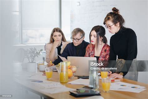 동료는 사무실에서 회의 중에 새로운 프로젝트 아이디어에 대한 브레인스토밍 및 메모를 합니다 건축가에 대한 스톡 사진 및 기타