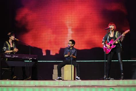 Bee T khoe khả năng chơi nhạc cụ trên sân khấu