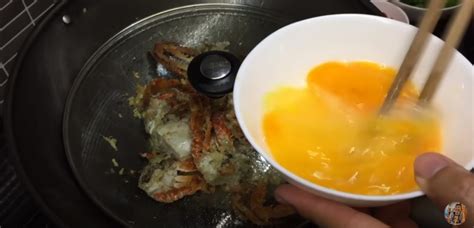 วิธีทำ ปูผัดผงกะหรี่ อาหารไทย กลิ่นหอมรสเด็ดทำง่าย ๆ ได้ที่บ้าน ข่าว