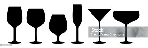 와인과 음료를위한 유리 받침 세트 알코올 음료 샴페인 칵테일 및 주류 용 컵 레스토랑의 상징입니다 흰색 배경에 격리 벡터 그림 결정체에 대한 스톡 벡터 아트 및 기타 이미지