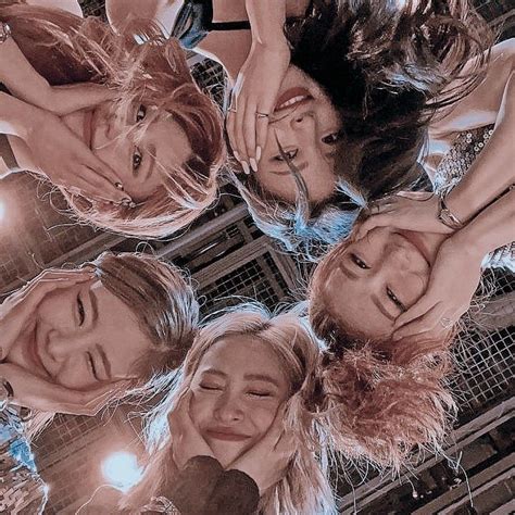 𝐢𝐭𝐳𝐲 𝐢𝐜𝐨𝐧 ༤ Friend pictures poses Black and white people Group