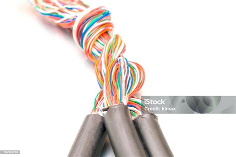 세 개의 두꺼운 케이블이 하나의 큰 전선 묶음에 얽혀 있습니다 통신 전화 및 인터넷 회선을 인터레이스합니다 여러 가지 색상의 와이어 무차질 트위스트 페어 비틀어진에 대한