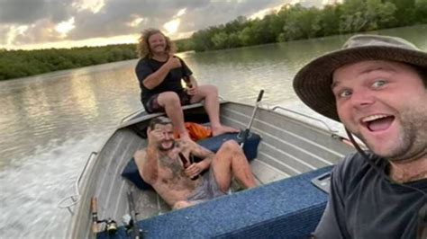 आसमन स गर खजर म अटक पलस स बचन क लए मगरमचछ क बच फस भगड पढ य