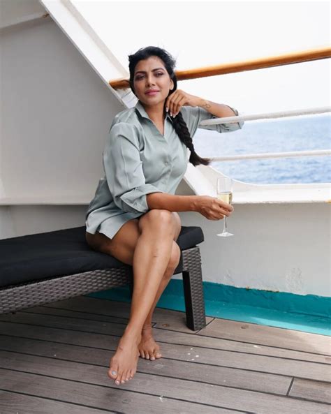 Lahari Shari Sexy Shirt Discussions