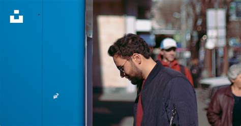 파란색 Atm 기계 옆에 서 있는 남자 사진 Unsplash의 무료 아르메니아 이미지