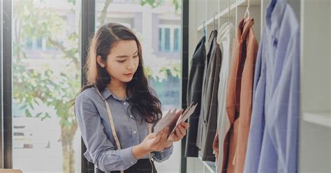 젊은 아시아 여성 패션 디자이너가 스튜디오에서 디자인 작업을 하고 있다 사진 Unsplash의 유행 이미지