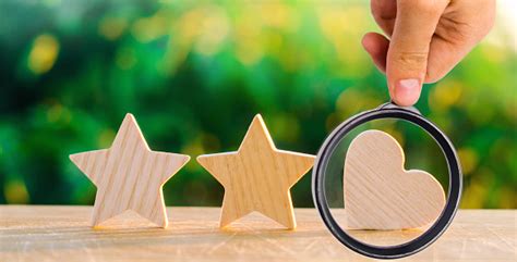 2 개의 별 그리고 녹색 Bokeh 배경에 마음 3 스타 등급 편집 실 및 구매자의 선택 평가 평가의 개념입니다 품질 서비스입니다 선택적 초점 3에 대한 스톡 사진 및 기타