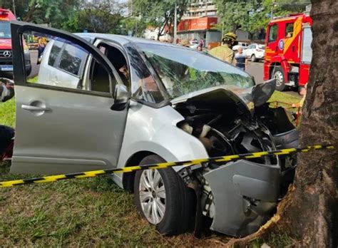 Homem Fica Gravemente Ferido Após Colidir Carro Contra Uma árvore Em