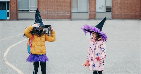 즐거운 할로윈 보내세요 의상을 입고 학교에 가는 얼굴 보호 마스크를 쓴 어린이 여자 친구 할로윈 휴일을 축하하는 학교 학생들 코로나 바이러스 동안의 새로운 표준 사진