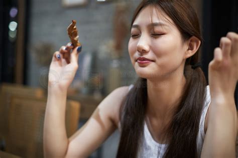 补充高清图片在酒店自助餐厅大吃特吃的亚洲可爱少女人像人像图片免费下载格式5472像素编号50469179 千图网