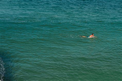 십 대 진정 조 수와 함께 하루 동안 토미 해변의 바다에서 그의 부동 보드에 아무것도 서핑 선수에 대한 스톡 사진 및 기타 이미지 서핑 선수 관광 남아메리카 Istock