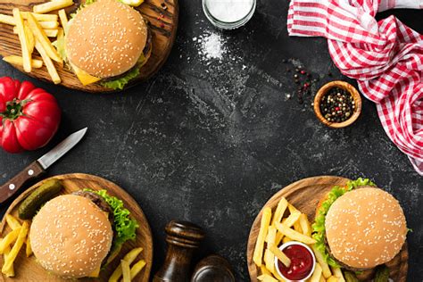 햄버거와 감자 튀김 배경에 어두운 돌 평면도 프렌치 프라이에 대한 스톡 사진 및 기타 이미지 프렌치 프라이 햄버거 류 0