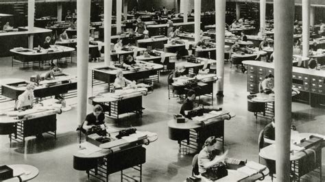 Канцелариски мебел дизајниран од Френк Лојд Рајт Декорама