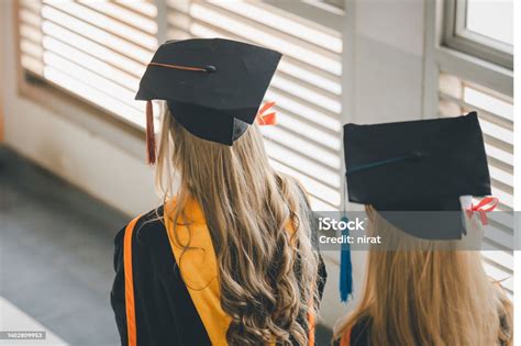 졸업 졸업식에서 대학 졸업 모자를 가진 학생의 후면보기 20 24세에 대한 스톡 사진 및 기타 이미지 20 24세 개념 교육 Istock