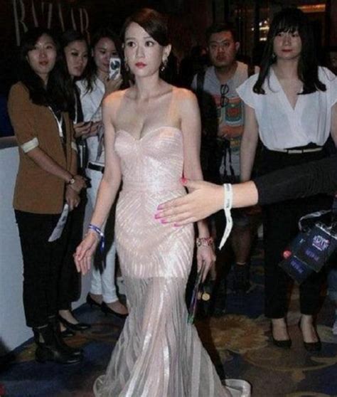 38歲陳喬恩身著抹胸長裙列席活動，網友：歲數不小了收斂點！ 每日頭條