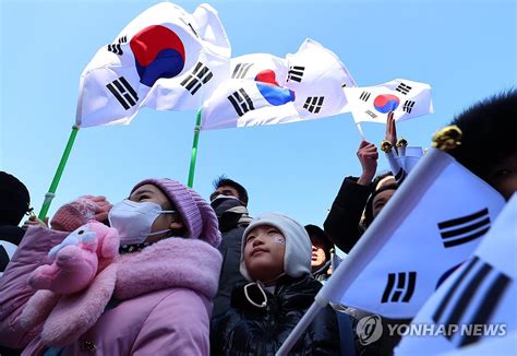 31절 공연 관람하는 가족들 연합뉴스