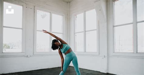 파란색 스포츠 브라 탑과 레깅스를 입고 요가 포즈를 취하는 여자 사진 Unsplash의 무료 로스앤젤레스 이미지