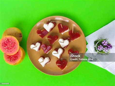 로미오와 줄리엣은 치즈와 구아바 만든 전통적인 브라질 디저트 이다 이 조합은 파이 아이스크림 롤 잼 Mousses 피자 과자 등의 형태로 수 있습니다 고이아바다에 대한 스톡