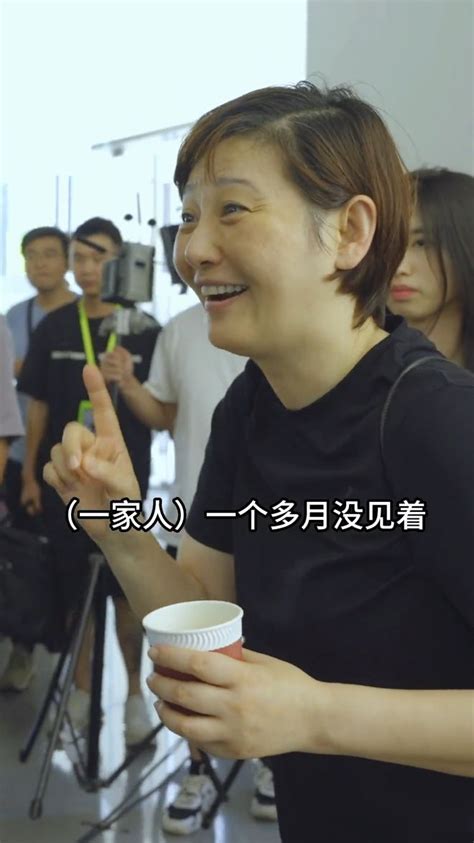 冯小刚罕晒妻女探班超幸福 徐帆素颜为老公按摩——上海热线娱乐频道