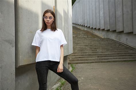 로고를 위한 공간이 있는 흰색 빈 티셔츠를 입은 소녀 또는 여성 캐주얼한 도시 스타일로 모의 또는 디자인 T 셔츠에 대한 스톡 사진 및 기타 이미지 Istock