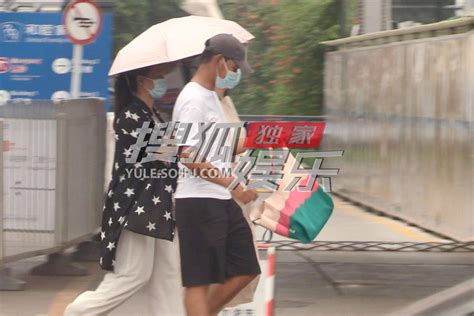 独家：蒲巴甲陪怀孕女友产检 女方皮肤白皙气质佳 搜狐大视野 搜狐新闻